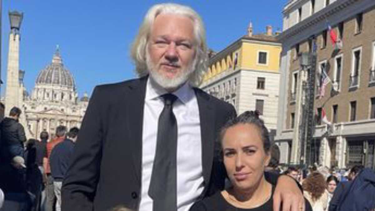 El fundador de Wikileaks, Julian Assange, asistió al funeral del papa ...