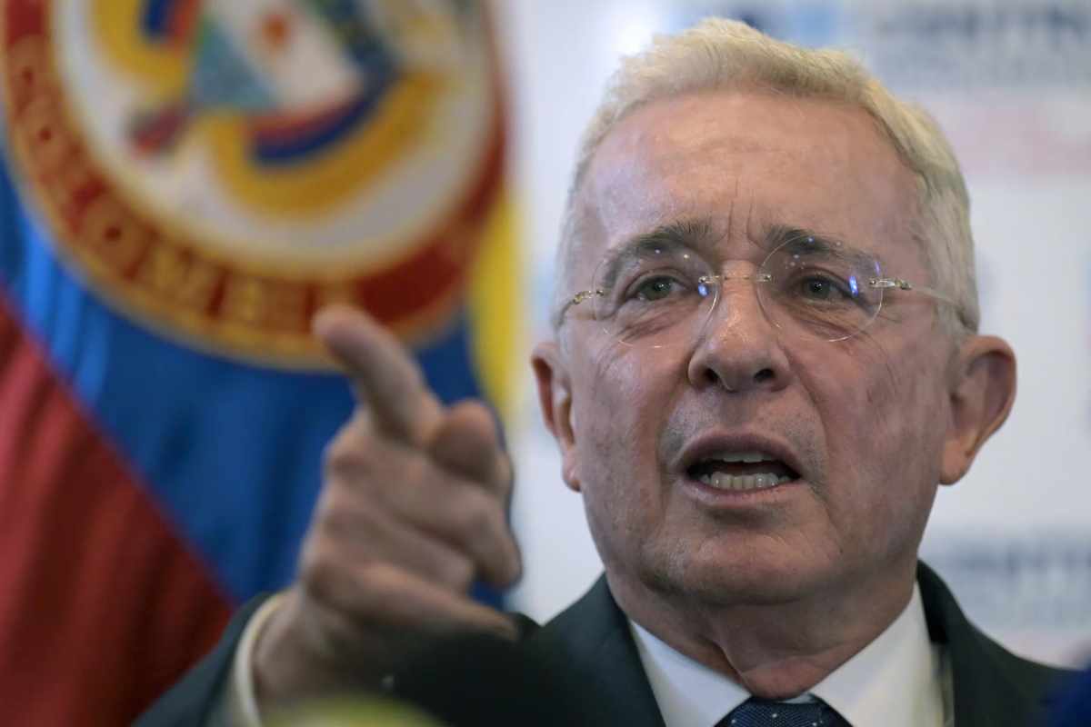 Expresidente colombiano Uribe, hallado culpable de soborno a un paramilitar