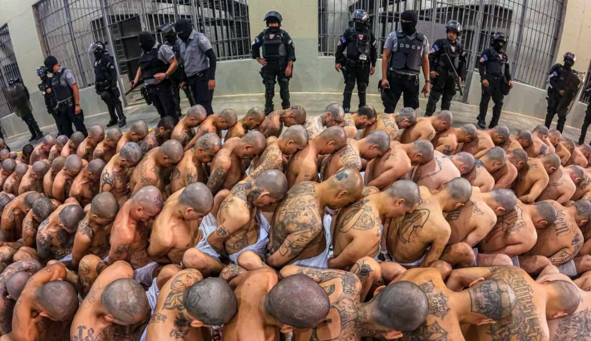 Gobierno de El Salvador dice que destruyó el mando de las pandillas