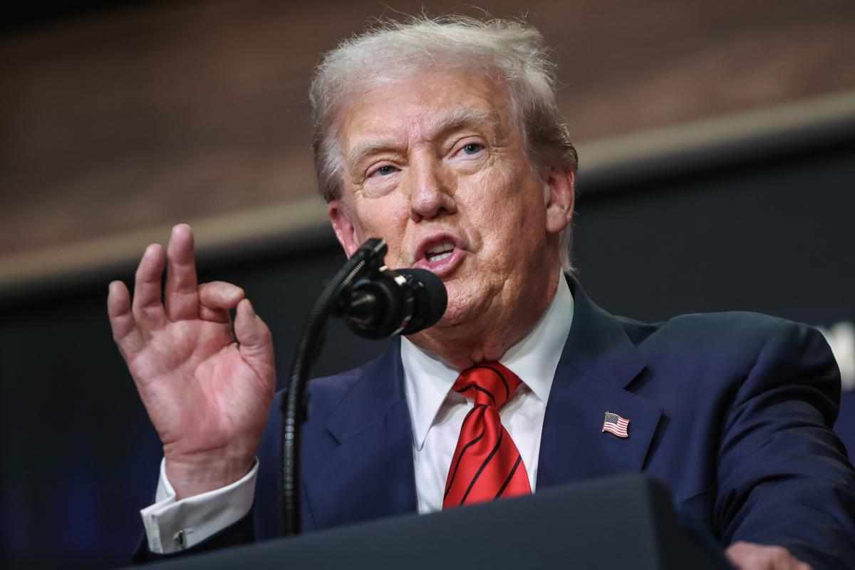 Trump dice que “muy pronto” impondrá un arancel “considerable” a semiconductores