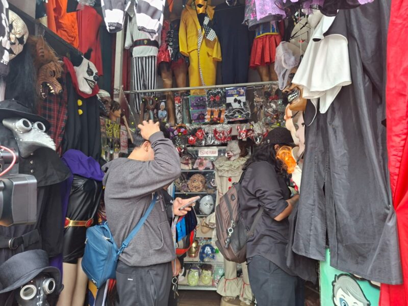 Alta demanda de disfraces por Halloween en comercios de la zona 1 ...