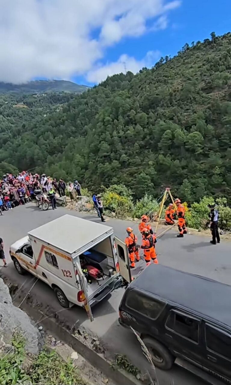 Cuatro fallecidos deja microbús que cae a barranco en Huehuetenango