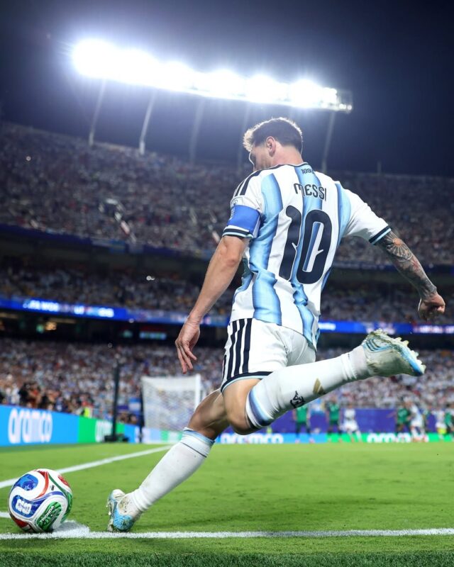 Argentina debuta con hat-trick de Messi y hace historia