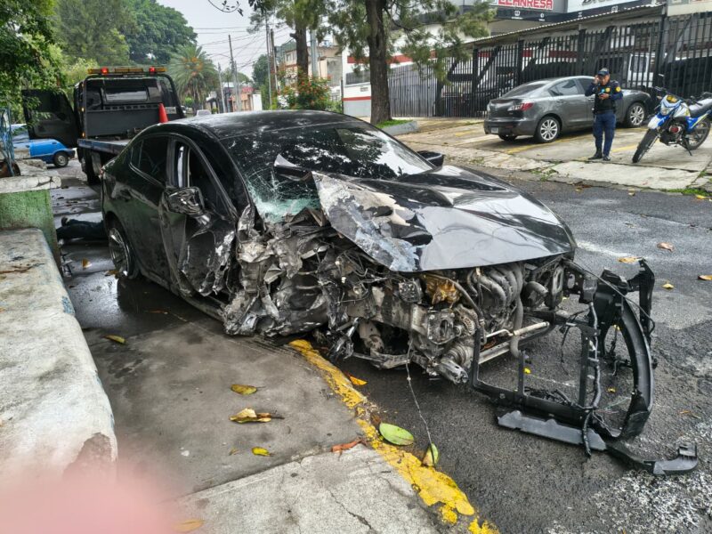 Conductor ebrio choca contra poste de alumbrado público