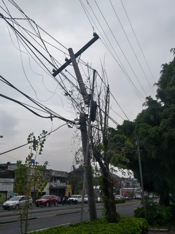 Conductor ebrio choca contra poste de alumbrado público